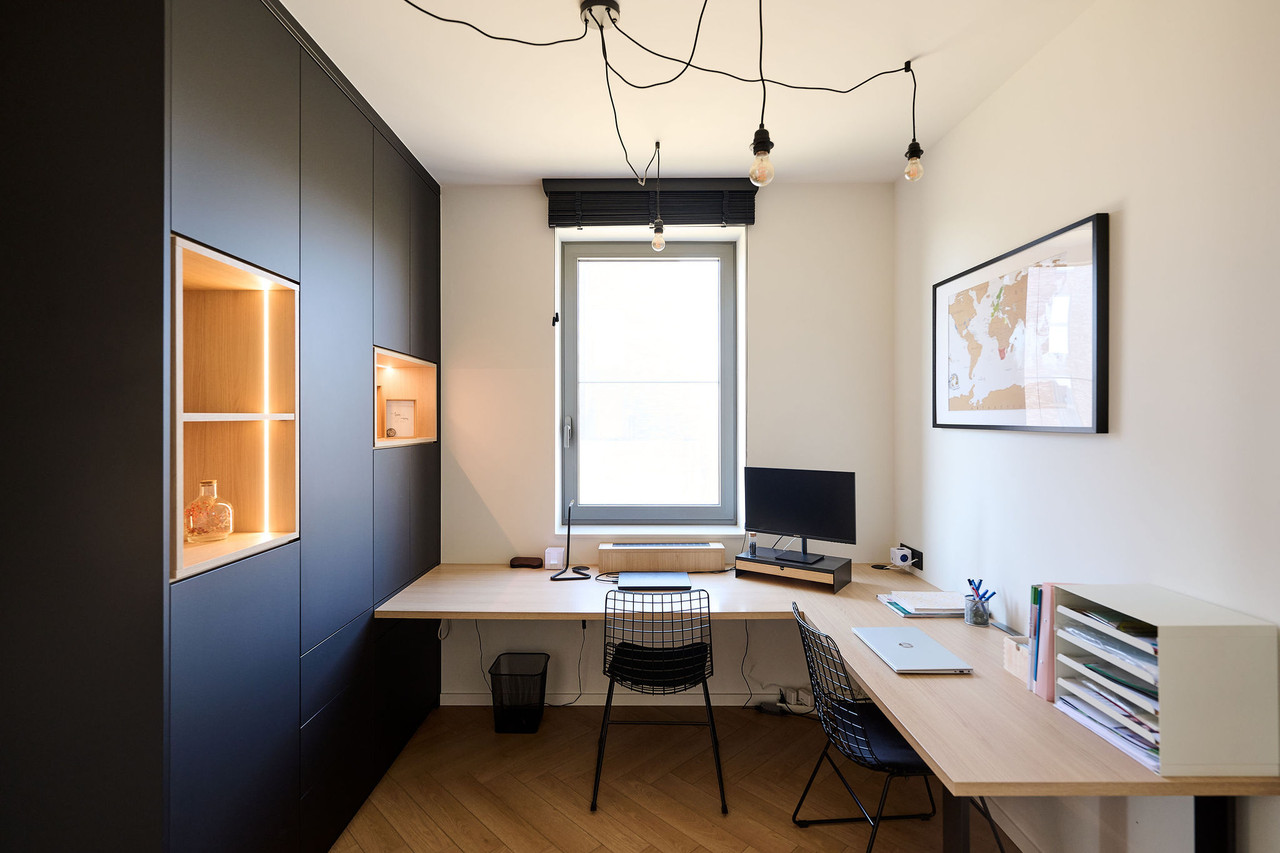Houten bureau op maat bij Martine en Ava in Hemiksem